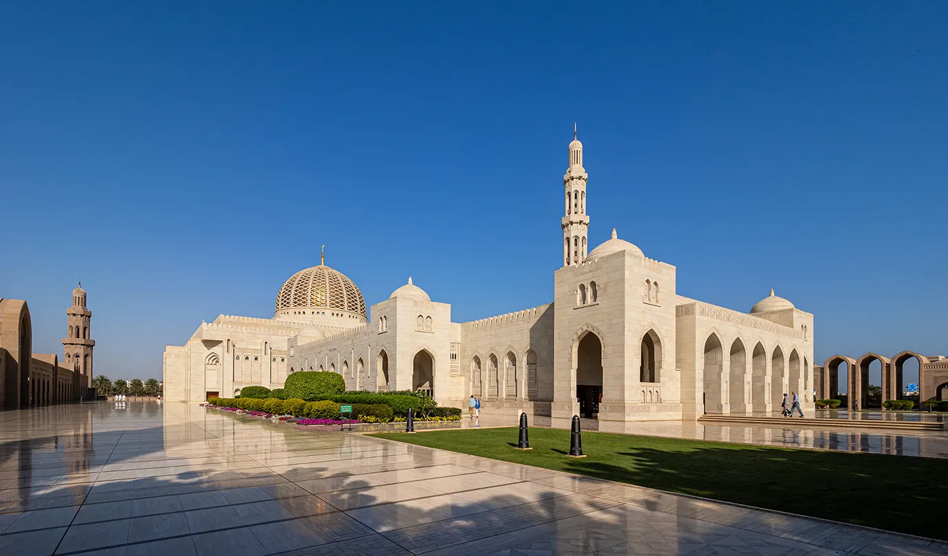 Discover the Majestic Sultan Qaboos Grand Mosque